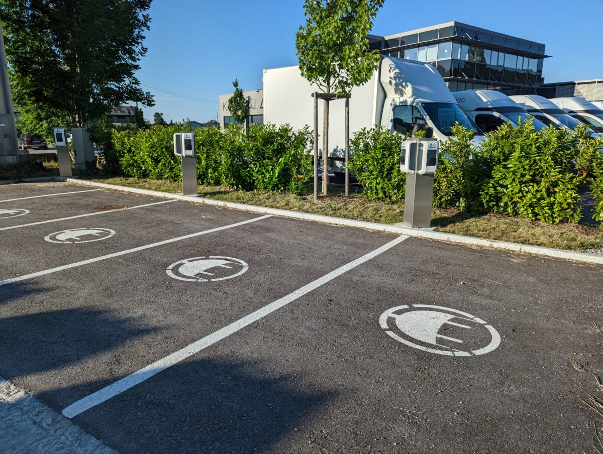 12 neue E-Ladestationen in Betrieb – Pohn Management GmbH